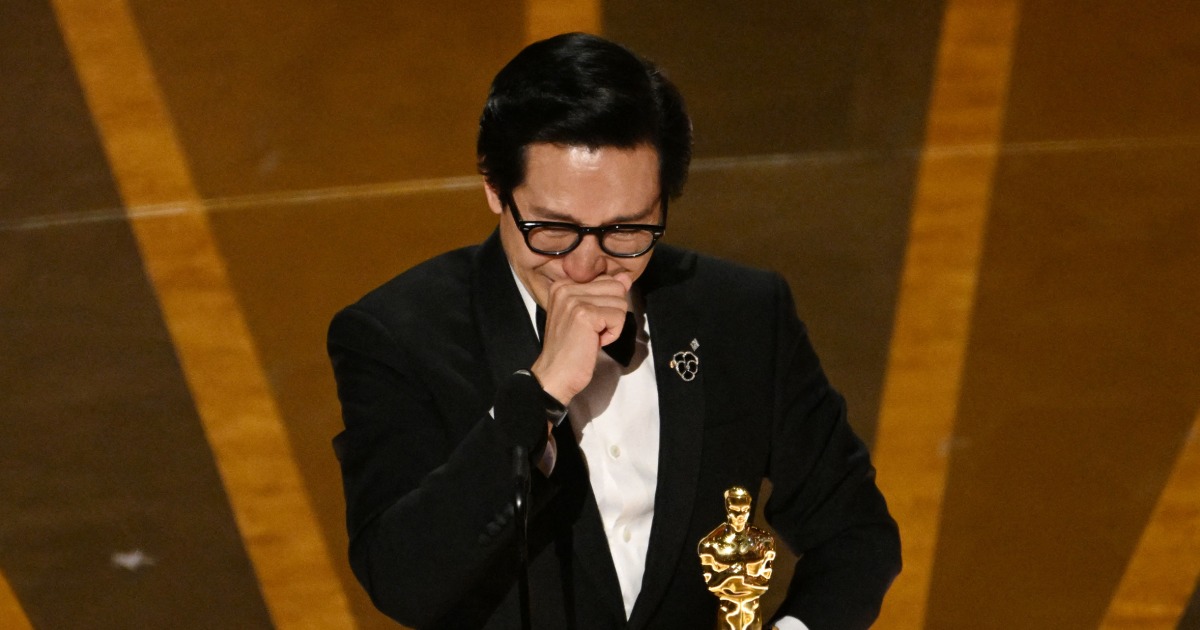 Ke Huy Quan bawls while tearfully accepting his 1st Oscar