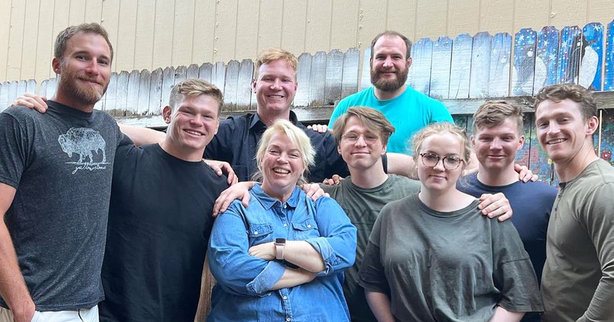 Sister Wives Star Janelle Brown Crashes Sons 25th Birthday