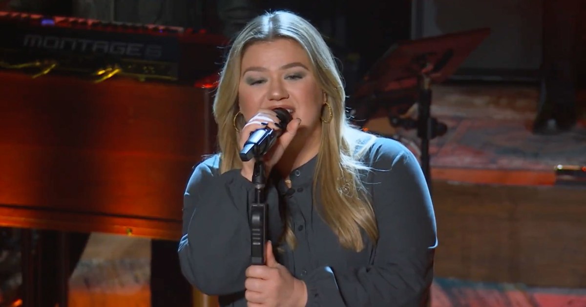 Kelly Clarkson Sings 'La Bamba' for 'Kellyoke'