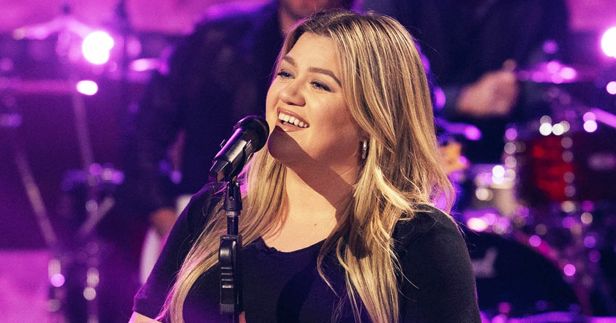 Kelly Clarkson Sings Cover of ‘Bridge Over Troubled Water’