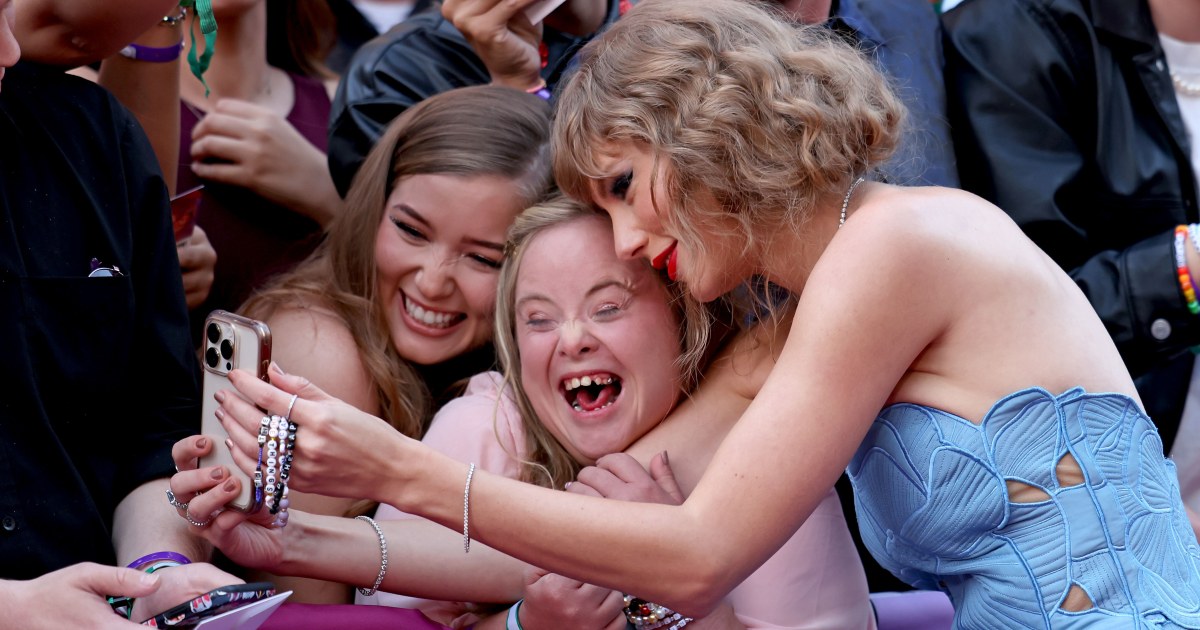 Taylor Swift Takes Selfies With Fans Outside Concert Film Premiere