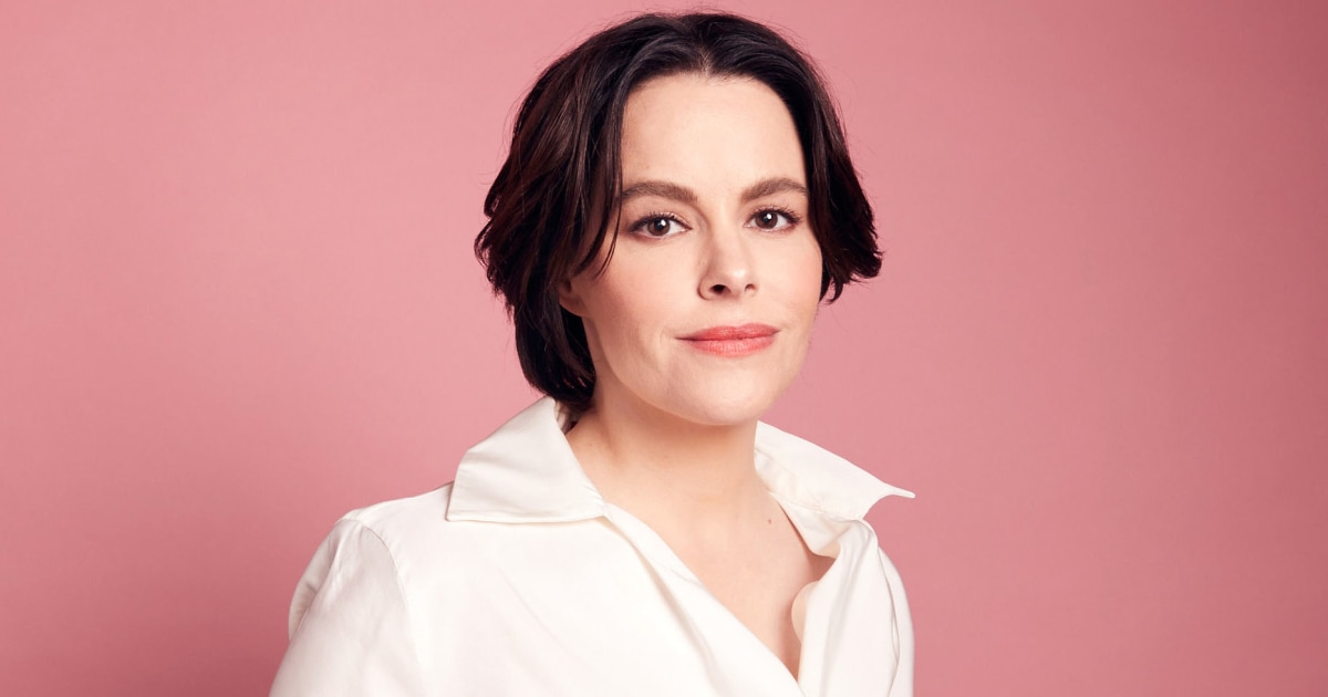 'Schitt's Creek' star Emily Hampshire Apologizes For Johnny Depp-Amber ...