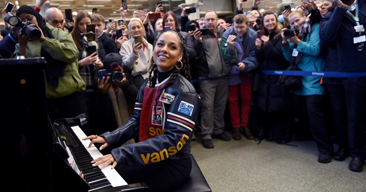 Alicia Keys Plays Surprise Show in London Train Station