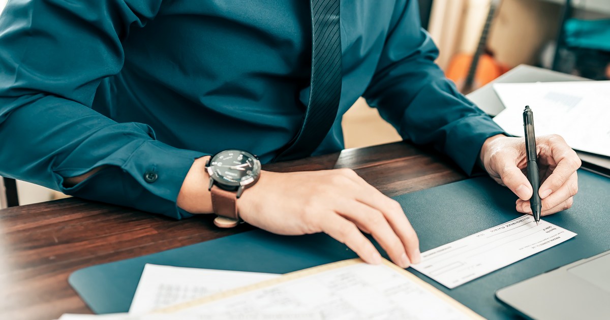 How to Write a Check, According to Financial Experts