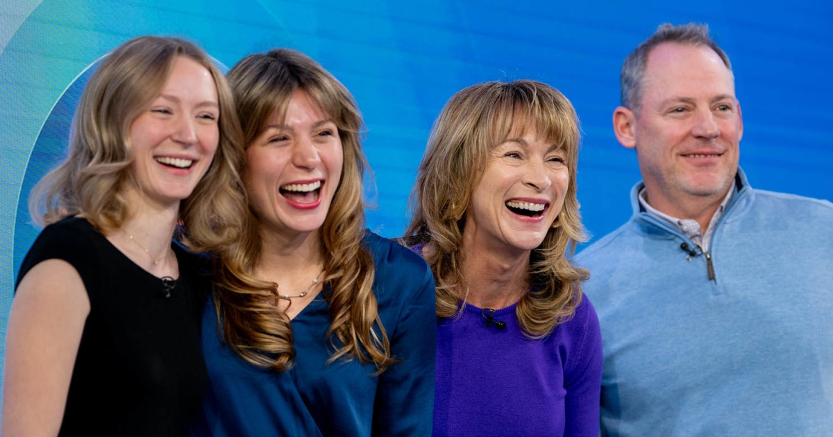 Daughters Get Divorced Parents Back Together Like 'Parent Trap'