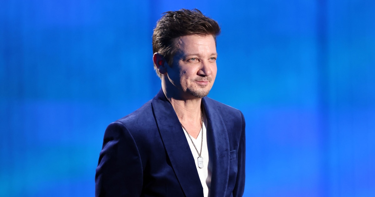 Jeremy Renner Gets Standing Ovation at 2024 People’s Choice Awards