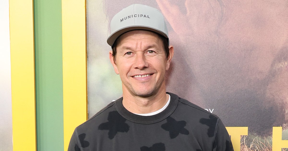 Mark Wahlberg Reacts to Not Being Included in Ben Affleck's Super Bowl ...