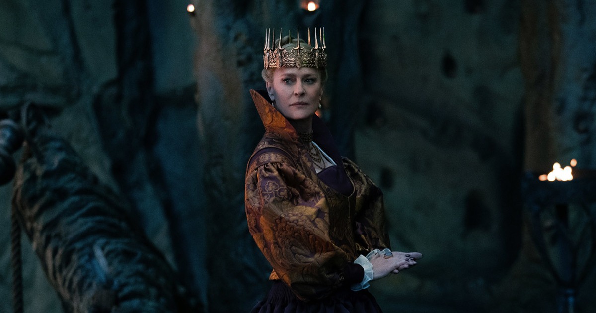 Robin Wright Compares Her "Damsel" Role to "House of Cards"