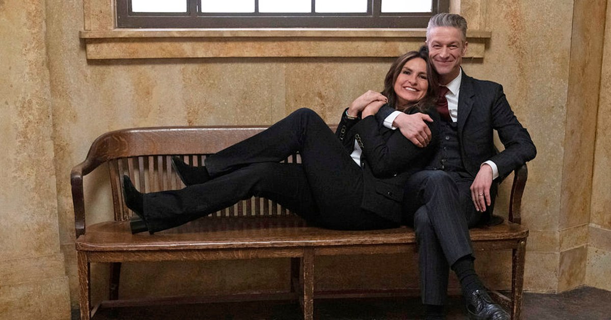 ‘SVU’ Star Peter Scanavino Talks Carisi And Rollins, Mariska Hargitay ...