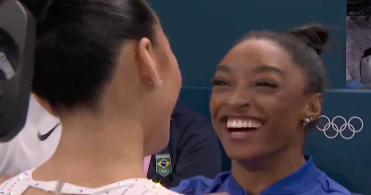 Simone Biles Comforts Suni Lee After She Falls Off Balance Beam at Olympics
