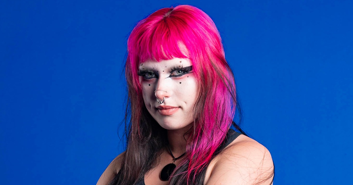 'Goth' Volleyball Player Nora Hayd Goes Viral For Team Photo. Here's ...