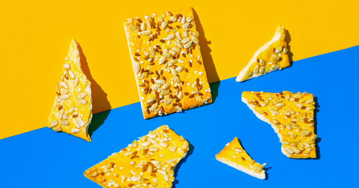 Top 3 Types of Healthy Crackers, According to Dietitians