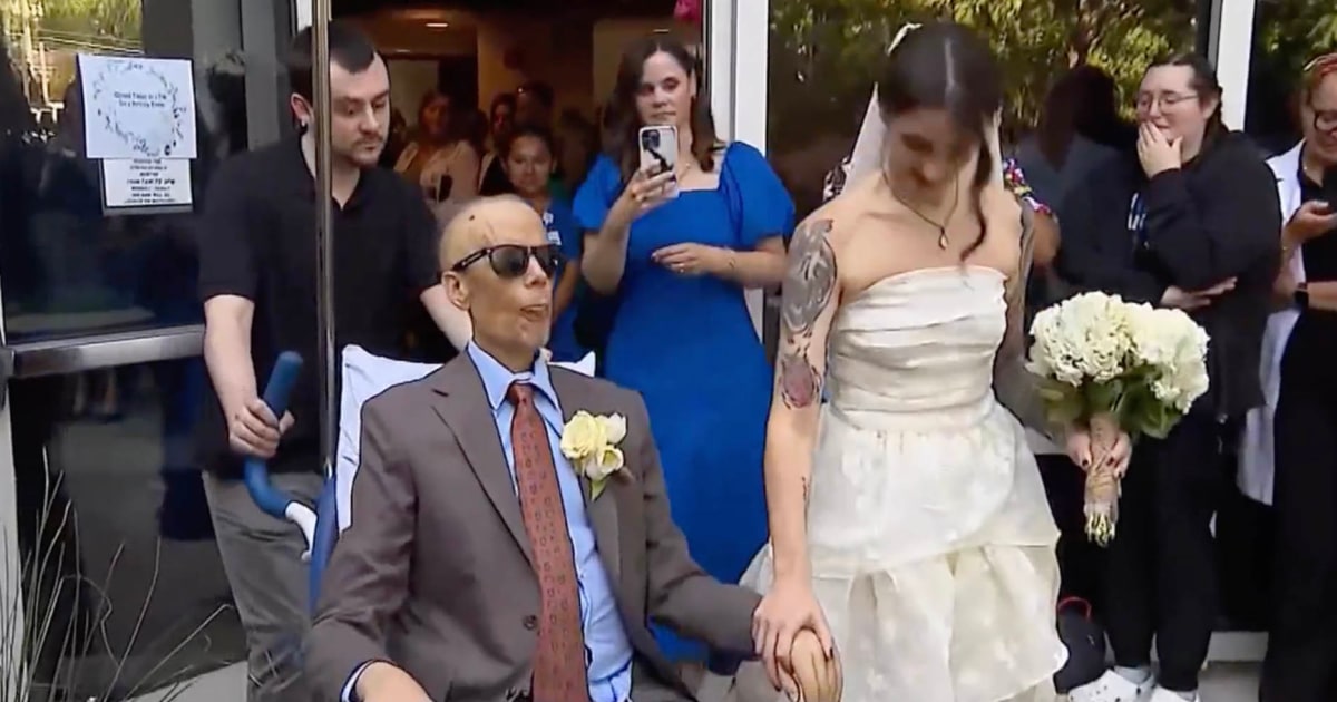 Couple Holds Last-Minute Wedding For Bride's Father With Cancer