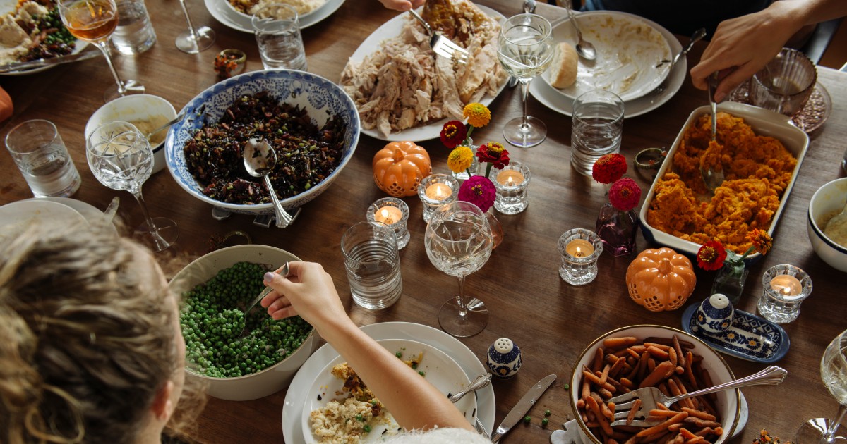 How to Be a Good Thanksgiving Guest According to Etiquette Coaches