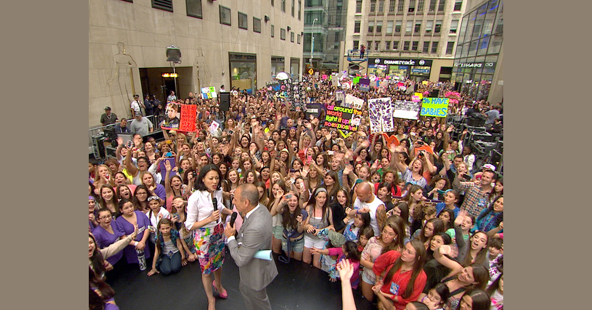 Thousands of Bieber fans swarm the plaza
