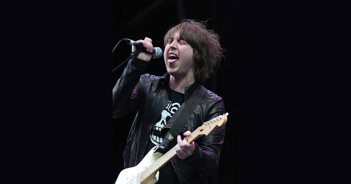 Vines singer Craig Nicholls arrested for assaulting parents, police officer