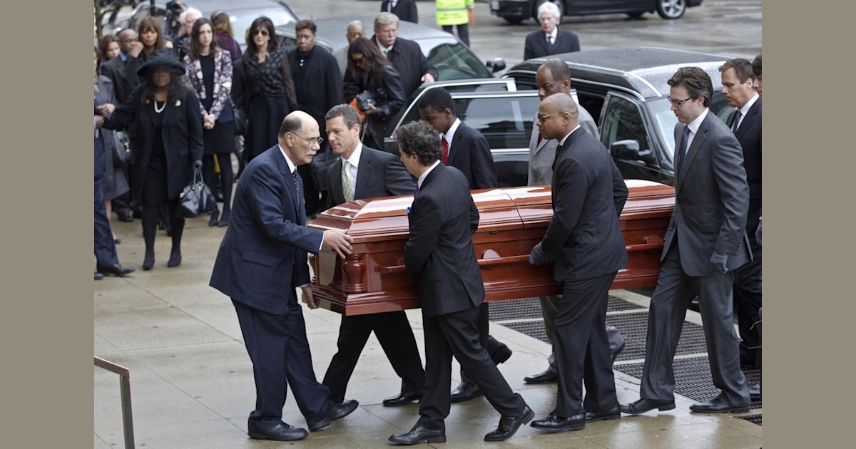 At Roger Ebert's funeral, fans and the famous mingle