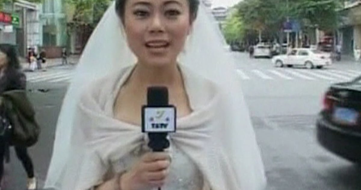 Chinese reporter covers earthquake in wedding gown
