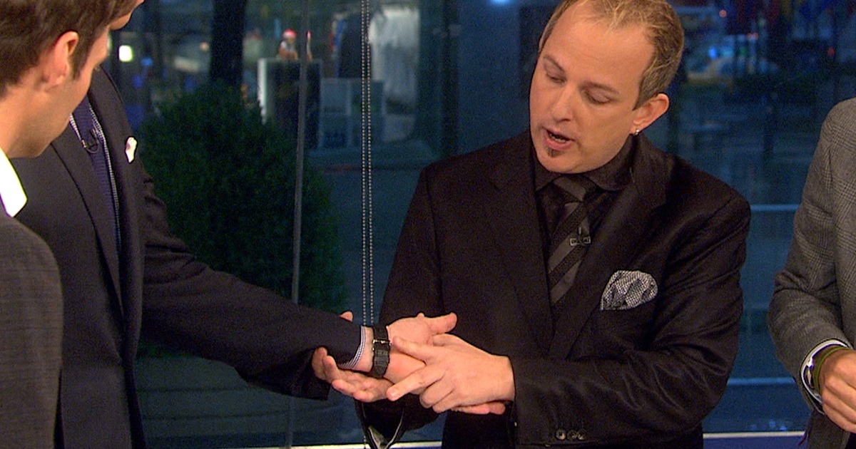 Watch professional pickpocket Apollo Robbins play mind tricks