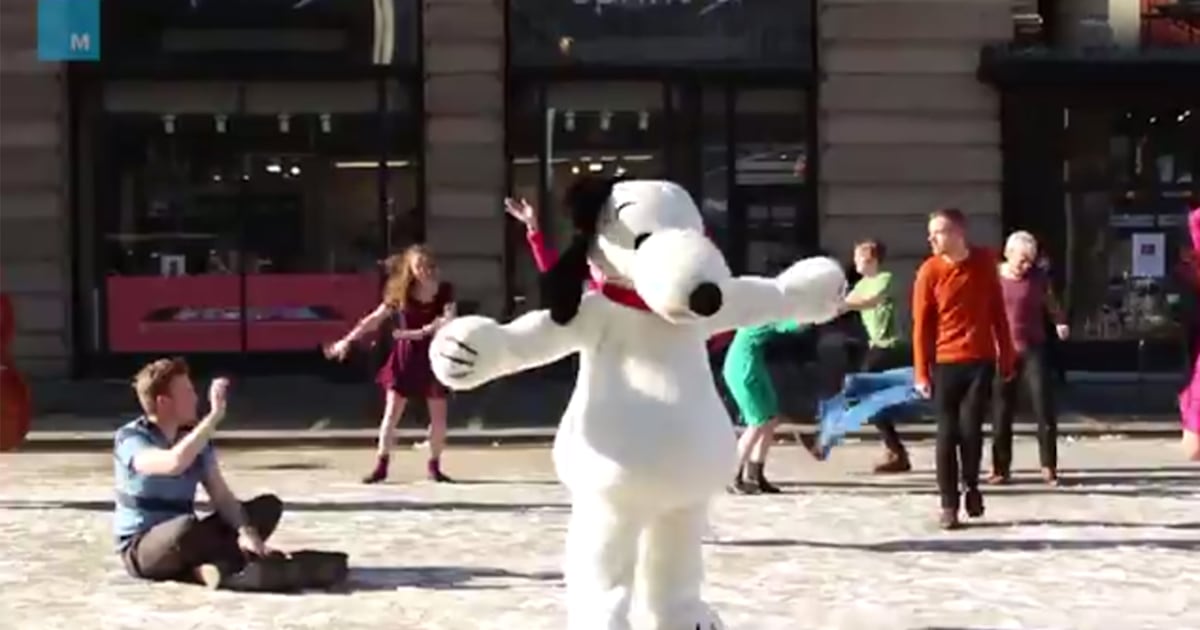Flash mob recreates 'Peanuts' holiday scene in NYC