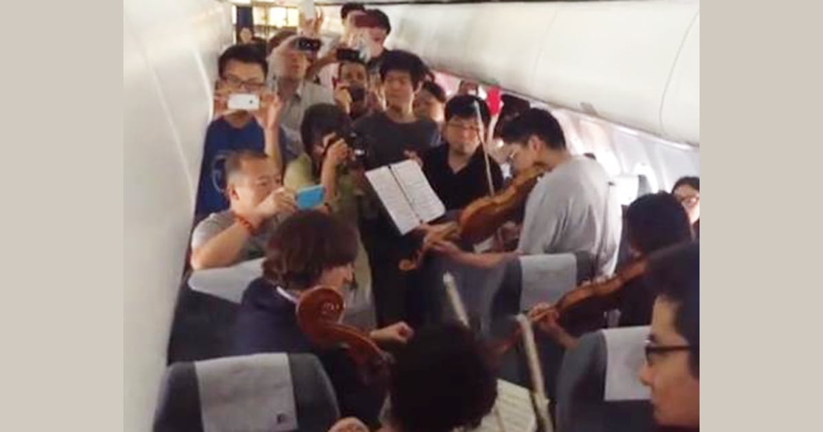 Orchestra delayed on airplane performs 'pop-up' concert