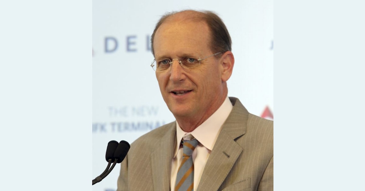 Delta CEO gives up seat for struggling mom