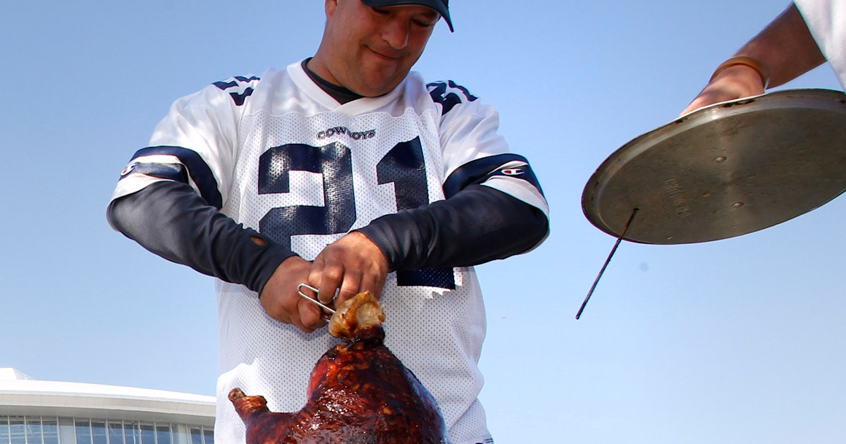 More men tackling turkey at Thanksgiving
