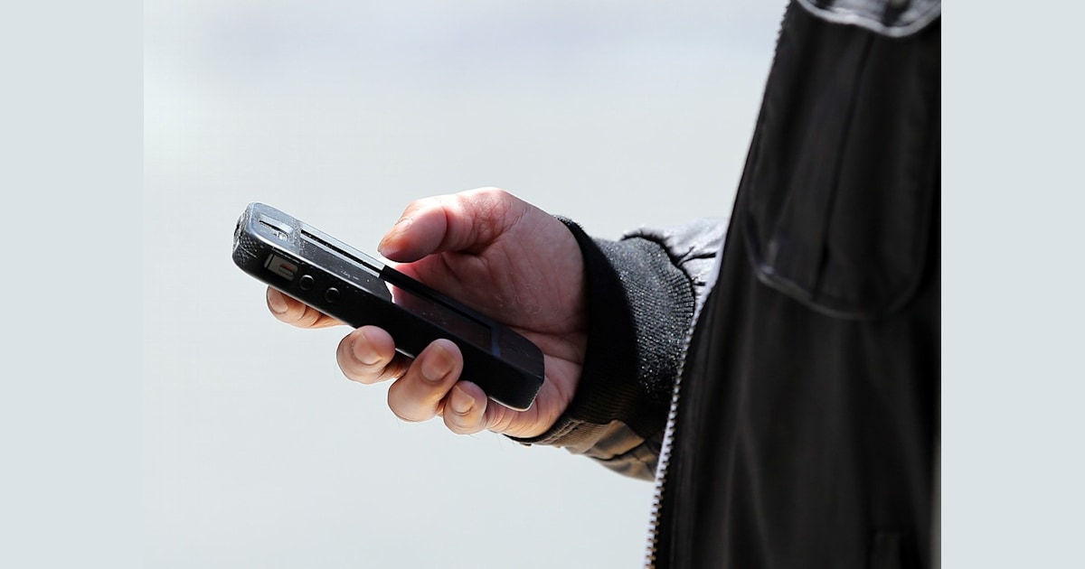 Hunching over your smartphone is draining your self-confidence