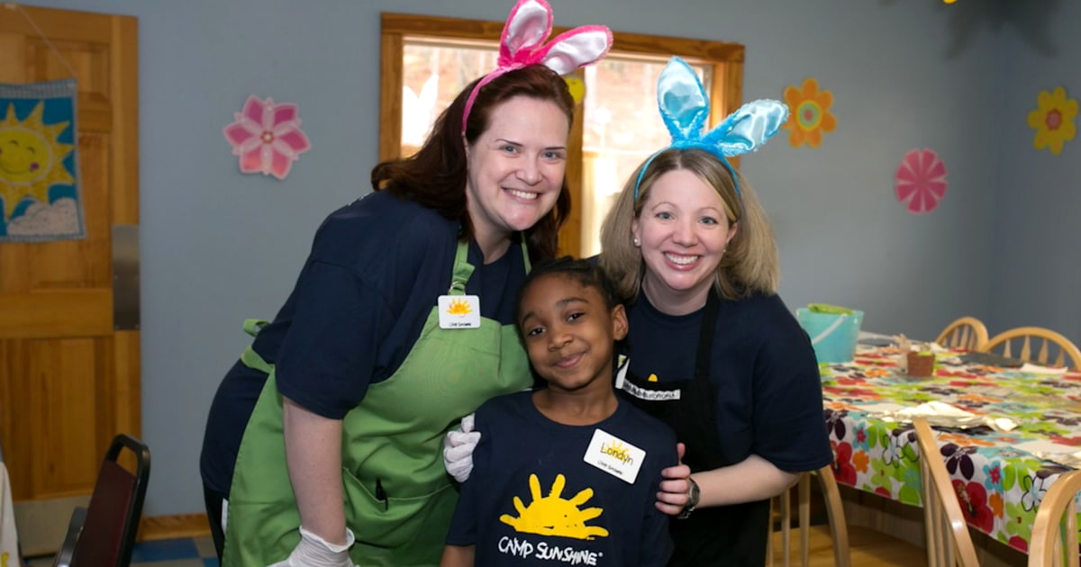 Introducing the #unselfie: Photos celebrate unselfish acts