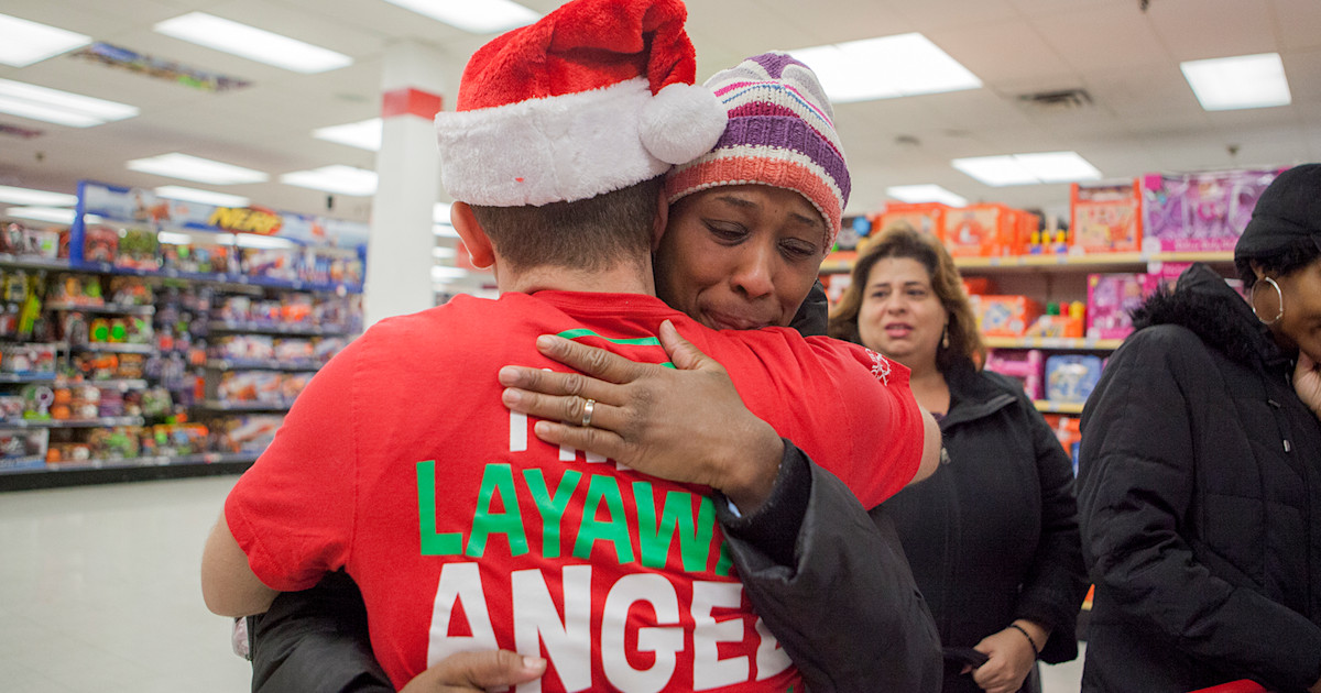 Merry Mitzvah! 'Layaway Angels' pay off thousands in toys