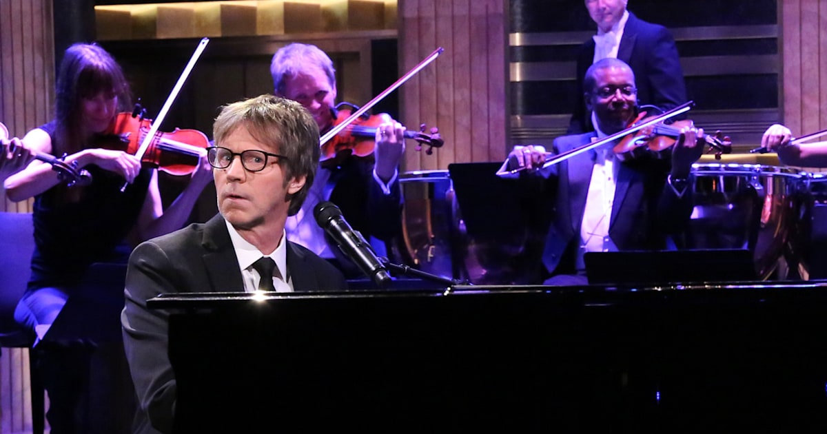 Dana Carvey plays 'Choppin' Broccoli' with full orchestra on 'Tonight'