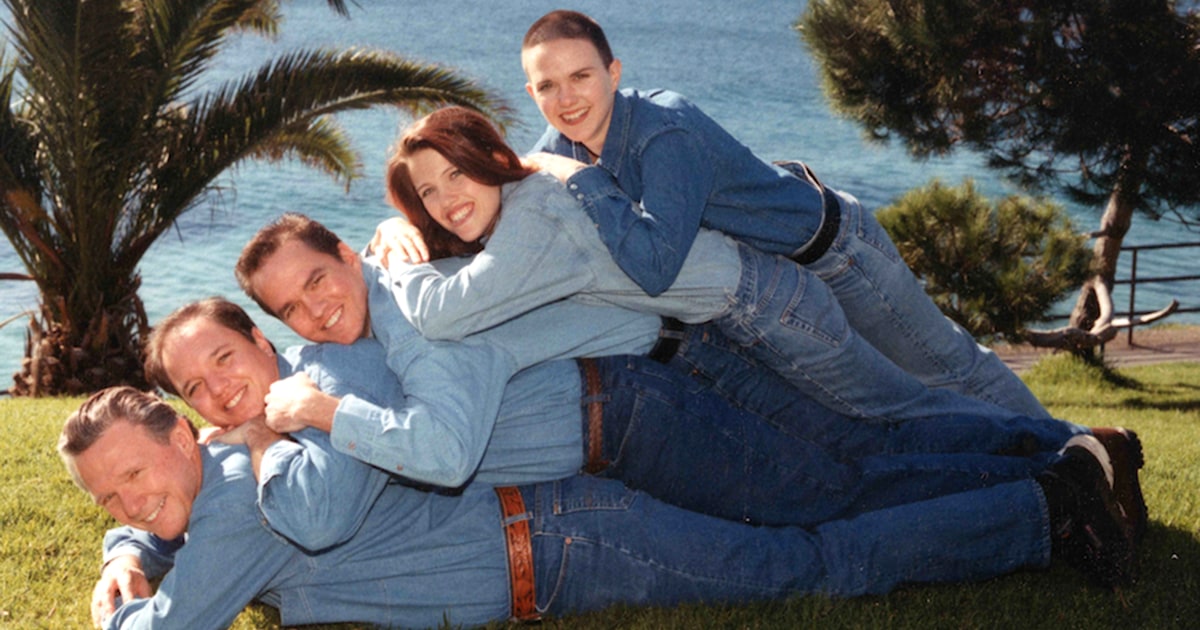 Museum to display mind-blowingly 'Awkward Family Photos'