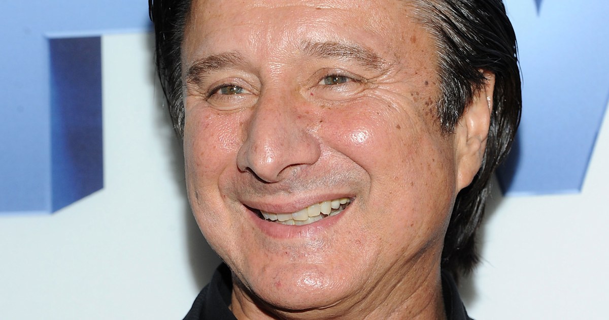 Ex-Journey man Steve Perry sings live for the first time in nearly 20 years