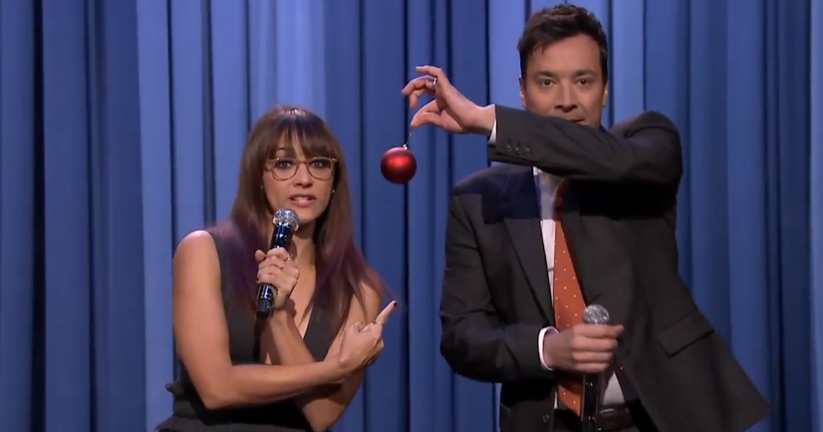 Jimmy Fallon, Rashida Jones sing holiday medley on 'Tonight Show'