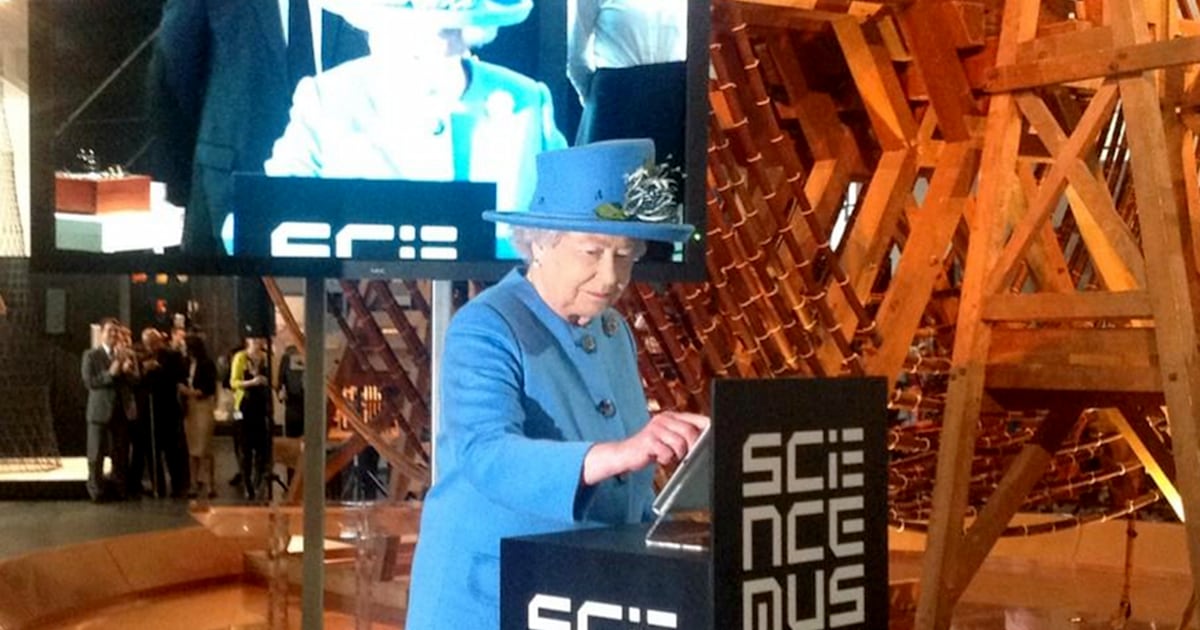 Queen Elizabeth II sends first tweet, makes history