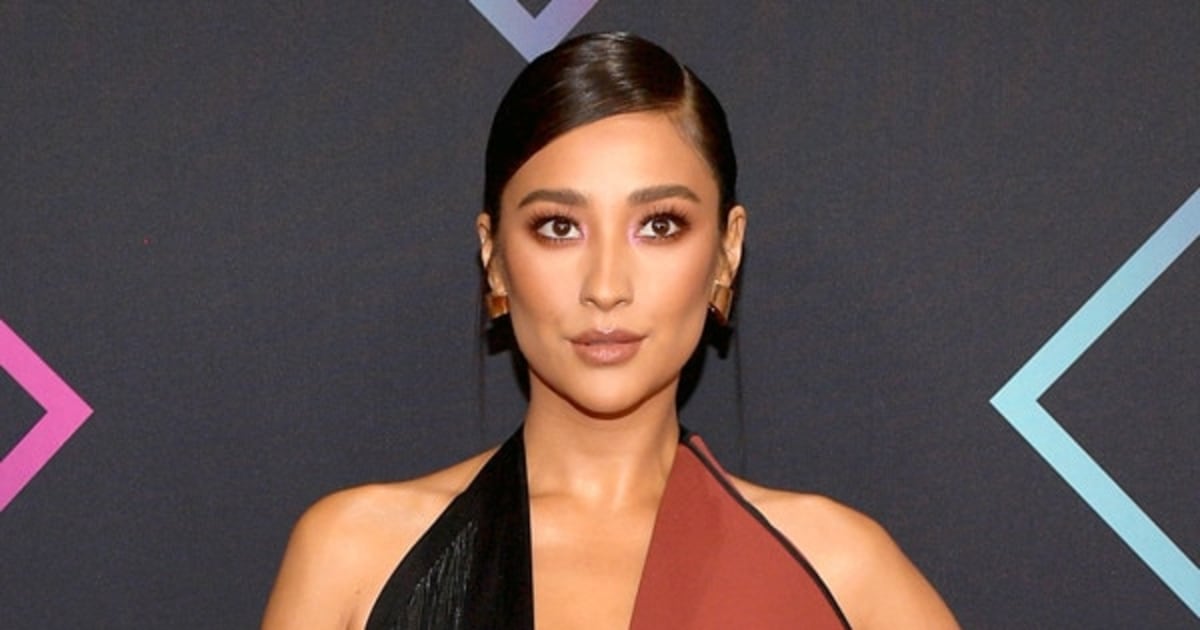 Shay Mitchell Shares Empowering Photo Breastfeeding Her Daughter Atlas