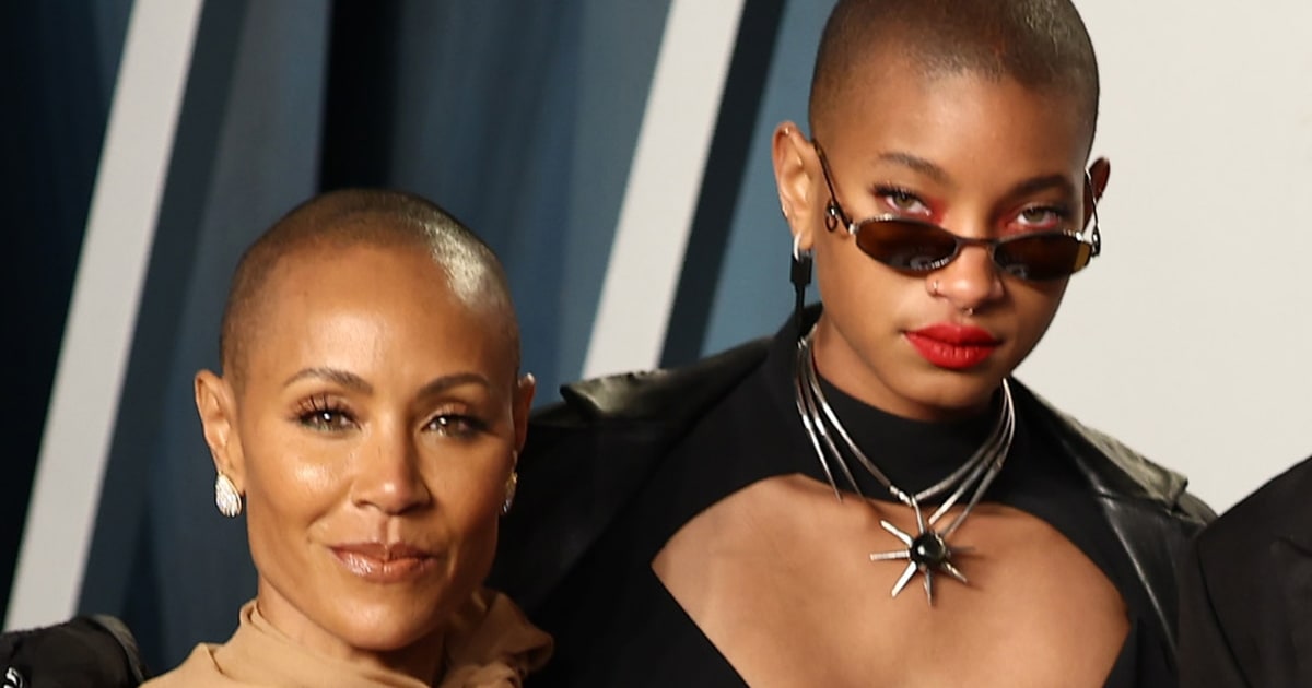 Jada Pinkett Smith & Willow Smith Step Out for Mother-Daughter Dinner