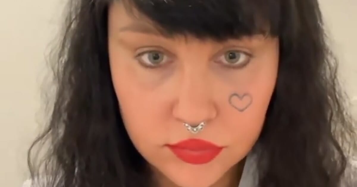 Amanda Bynes Makes Rare Appearance Hosting an Art Show