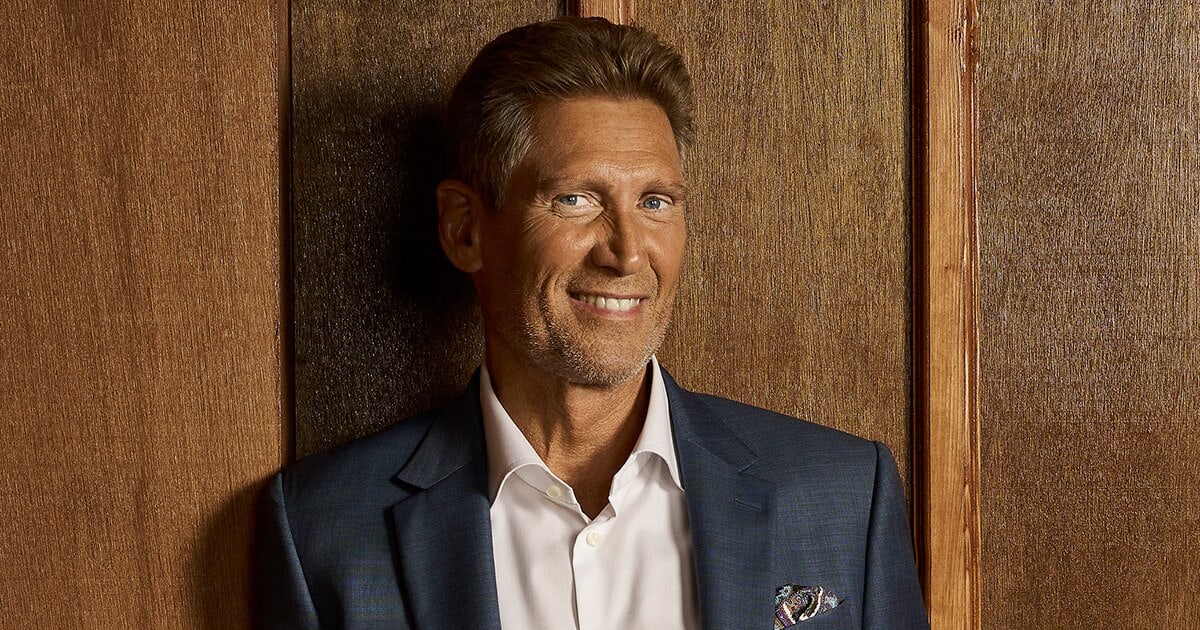 A Celeb's Relative Crashed The Golden Bachelor Premiere