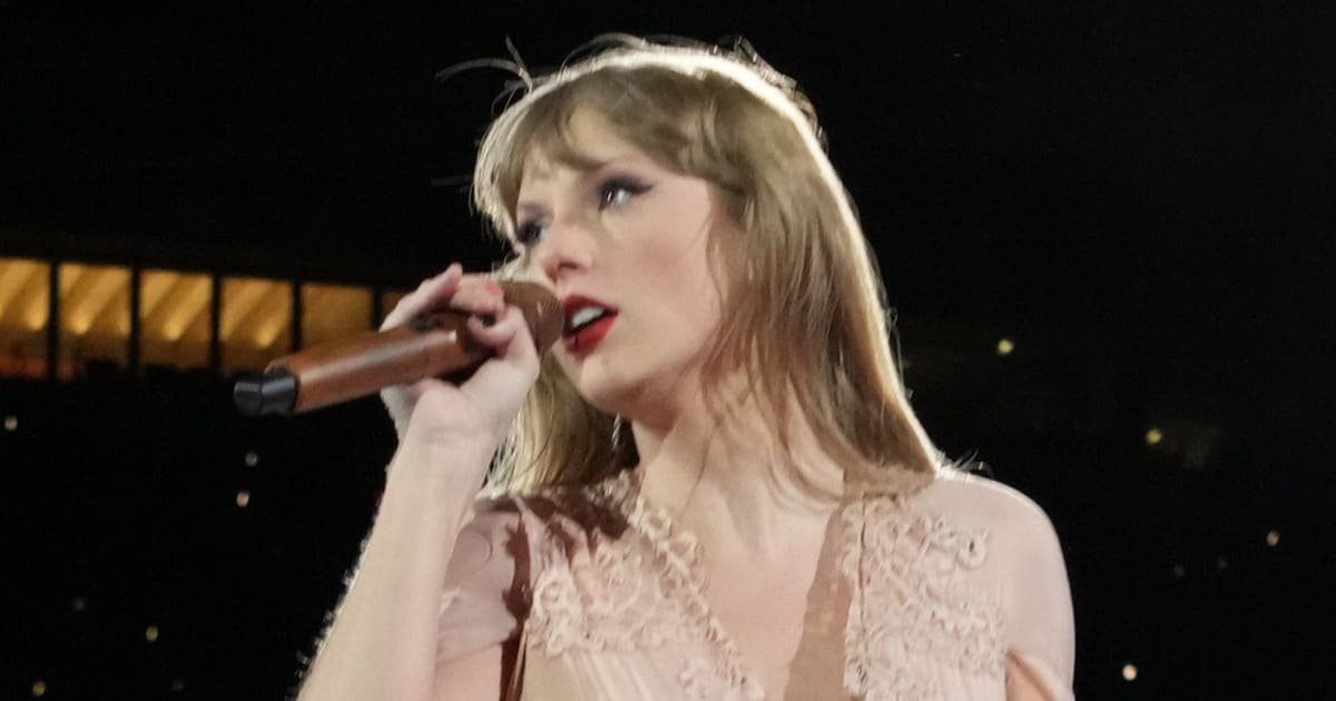 Josh Allen Reacts to Travis Kelce Fumbling Chance With Taylor Swift